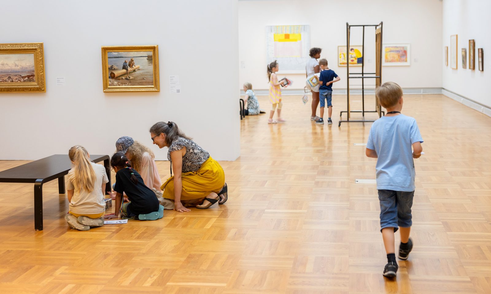 Hands-on exhibition tours - Oulu art museum